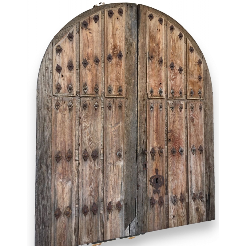 Porte cloutée espagnole voutée, en pin - Moinat SA - Antiquités décoration Porte cloutée espagnole voutée, en pin - Moinat SA - Antiquités décoration